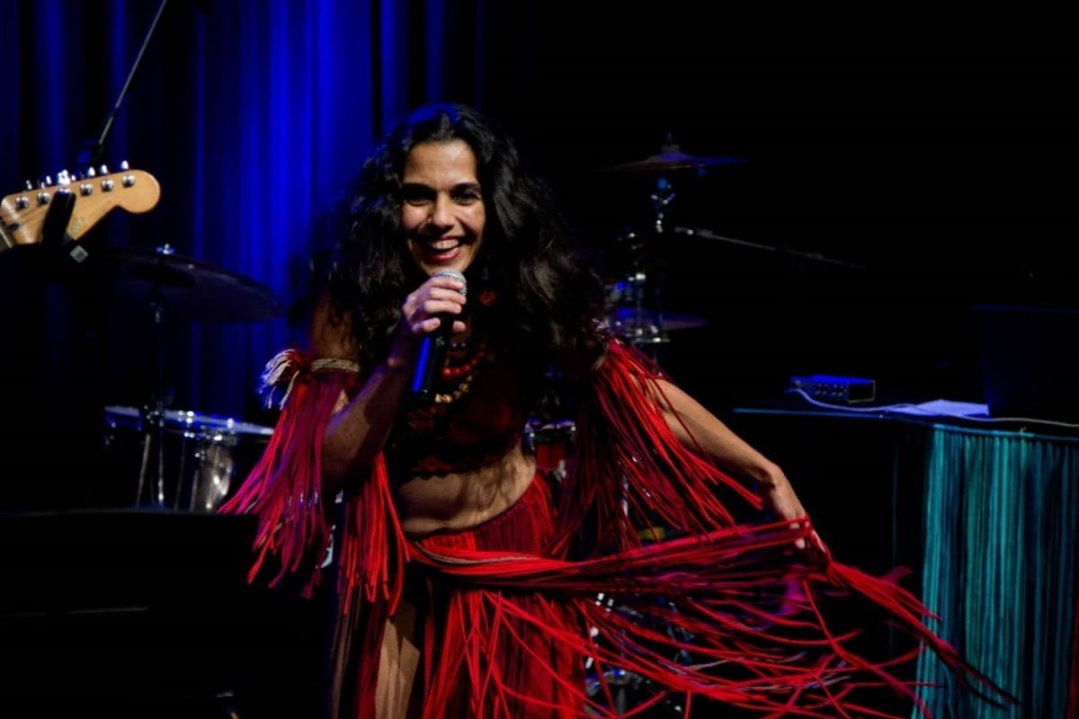 Débora Di Sá faz show gratuito no Luau da Liberdade nesta sexta-feira ...